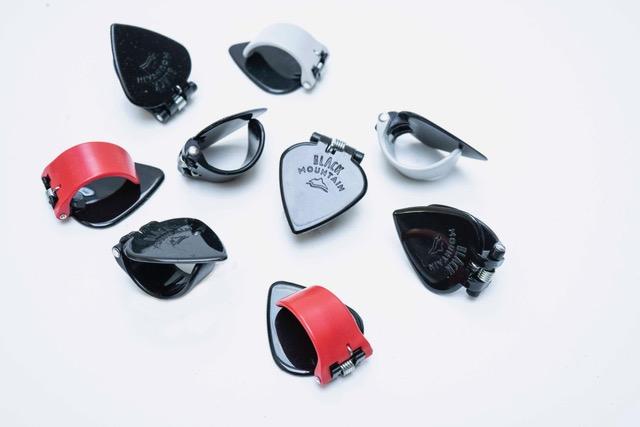 BLACK MOUNTAIN PICKS Spring Loaded Thumb Pick Red Right Handed - Amber Tech